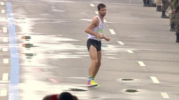 Cruzar la meta del Maratón corriendo de lado, ¿cómo lo logró?